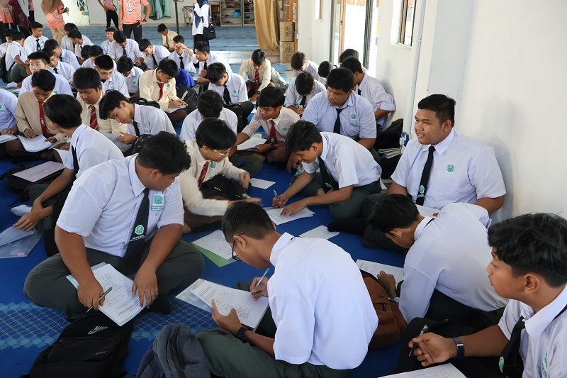 Menurut beliau, seramai 30 pelajar daripada golongan B40 mendapat ...